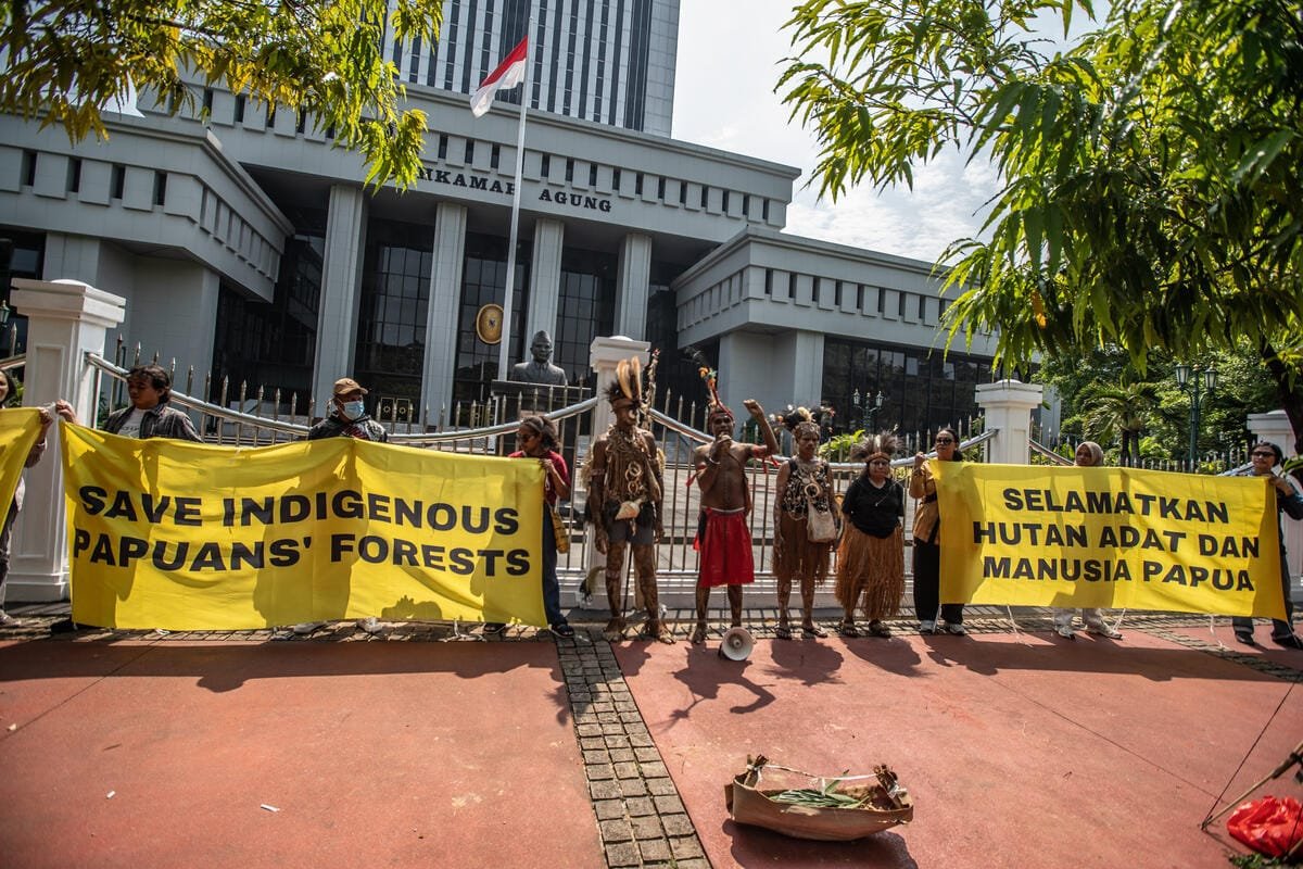 Datangi Mahkamah Agung, Suku Awyu dan Moi Serukan Penyelamatan Hutan ...