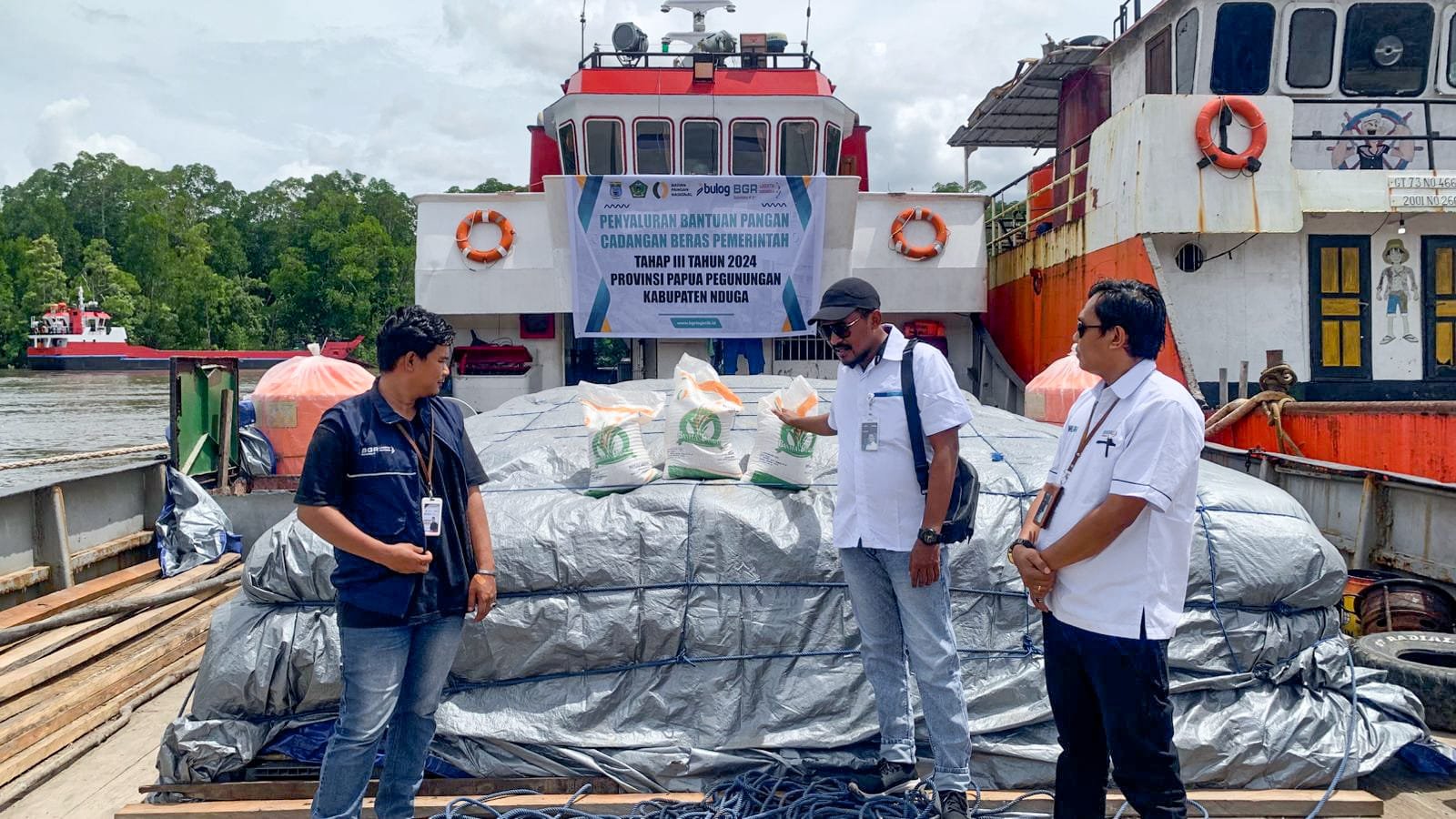 Perum Bulog KC Timika Salurkan 279 Ton Beras CBP ke Nduga - Galeripapua.com